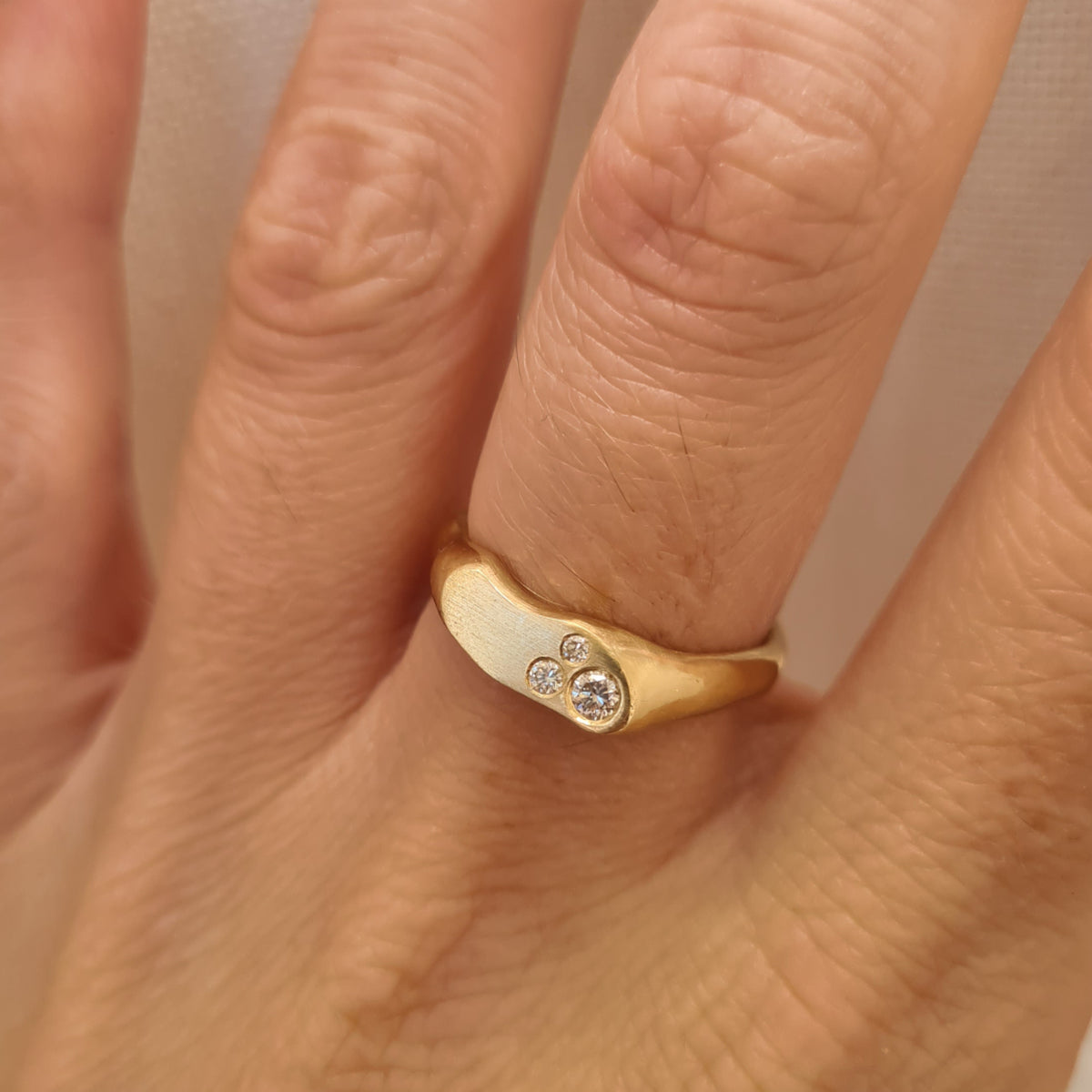Wavy Signet, 14karat gold, with diamonds – STINE VESTEN
